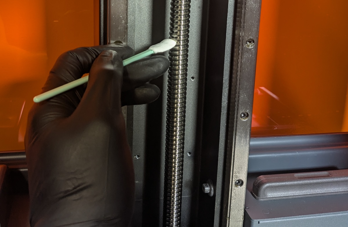 Cleaning and lubricating the Z-axis lead screw (Form 4L generation)